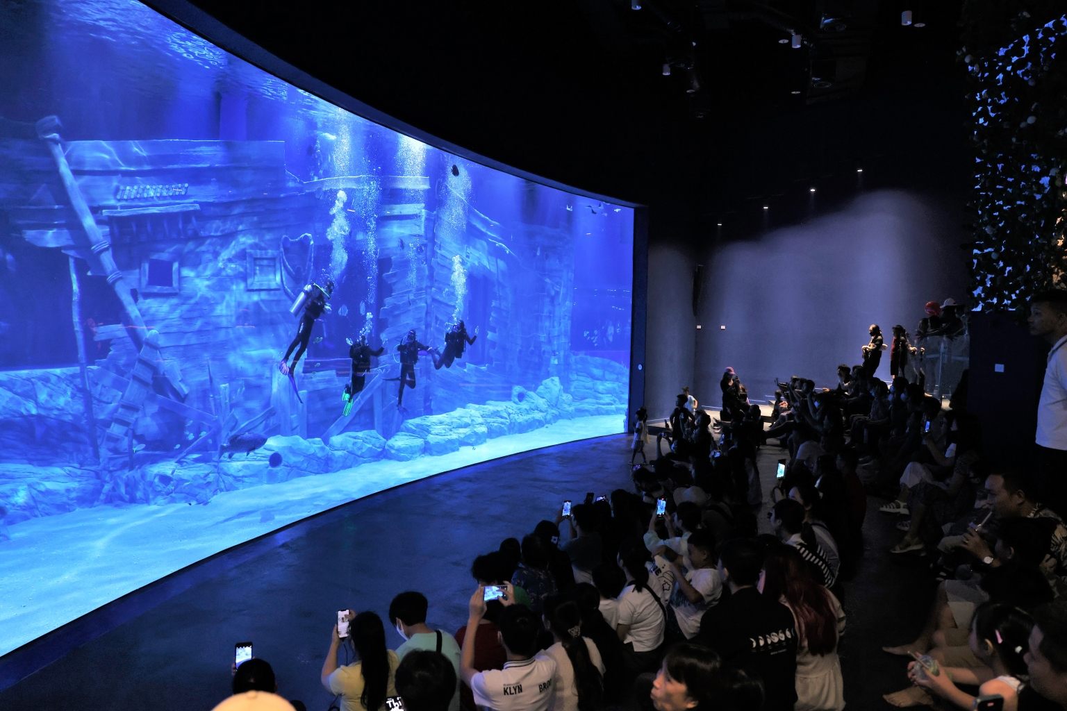 Your Hanoi must-visit: New mega complex has over 230 stores, stunning aquarium and lakeview ...